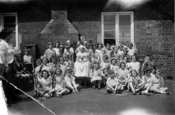 Primary School May Day celebration | Bottesford Living History